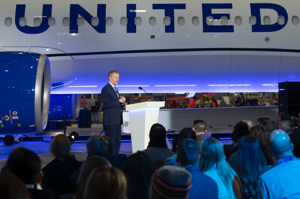 United CEO Backs Away from Big Mergers After American Snub ...